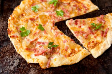 Receta de pizza de anchoas, la pizza puttanesca - Unareceta.com