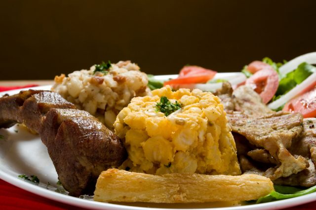 Receta de yuca con chicharrón - Unareceta.com