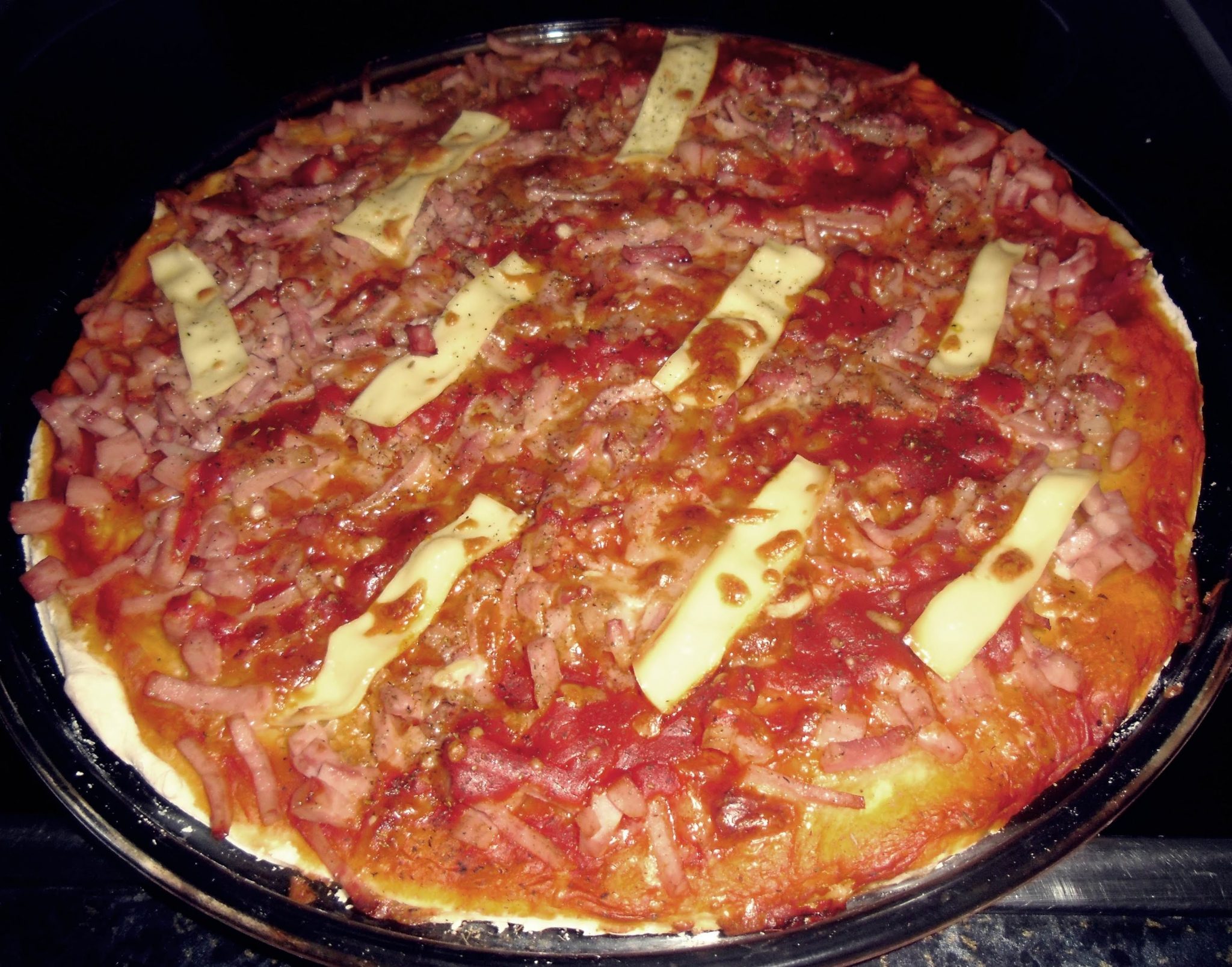 Receta de pizza de jamón y bacon - Unareceta.com