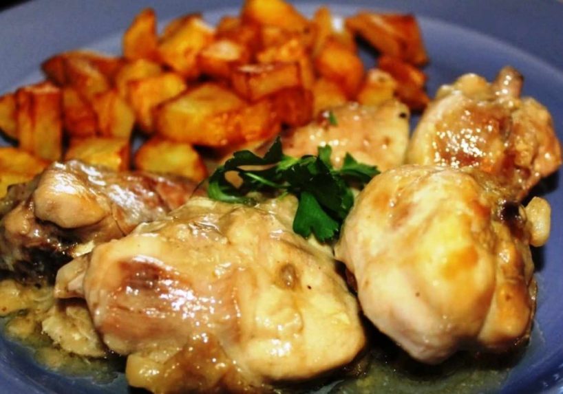 Receta de pollo al ajillo con salsa de almendras - Unareceta.com