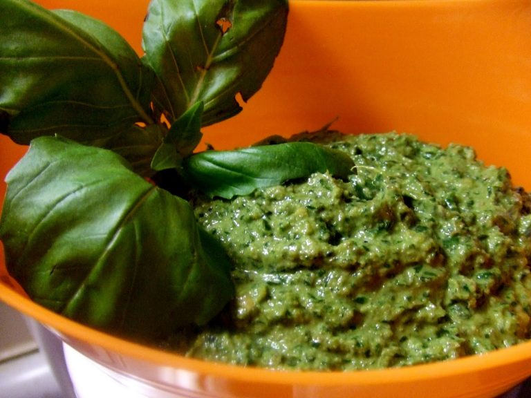Receta de pesto con nueces - Unareceta.com