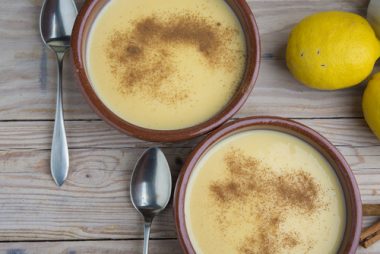 Receta de natillas caseras con fruta - Unareceta.com