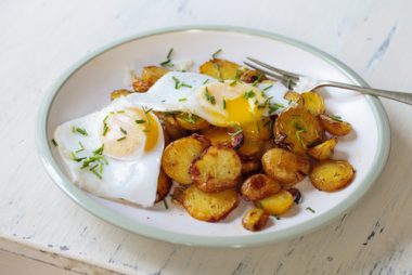 Receta de patatas fritas con huevo - Unareceta.com