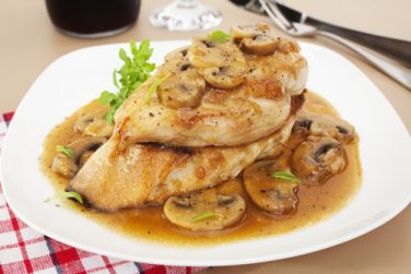 Receta de pollo guisado con setas - Unareceta.com