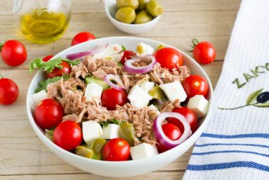 Receta de ensalada de atún con verduras - Unareceta.com