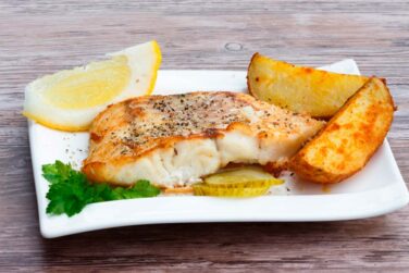 Receta de mero al horno con patatas y verduras - Unareceta.com